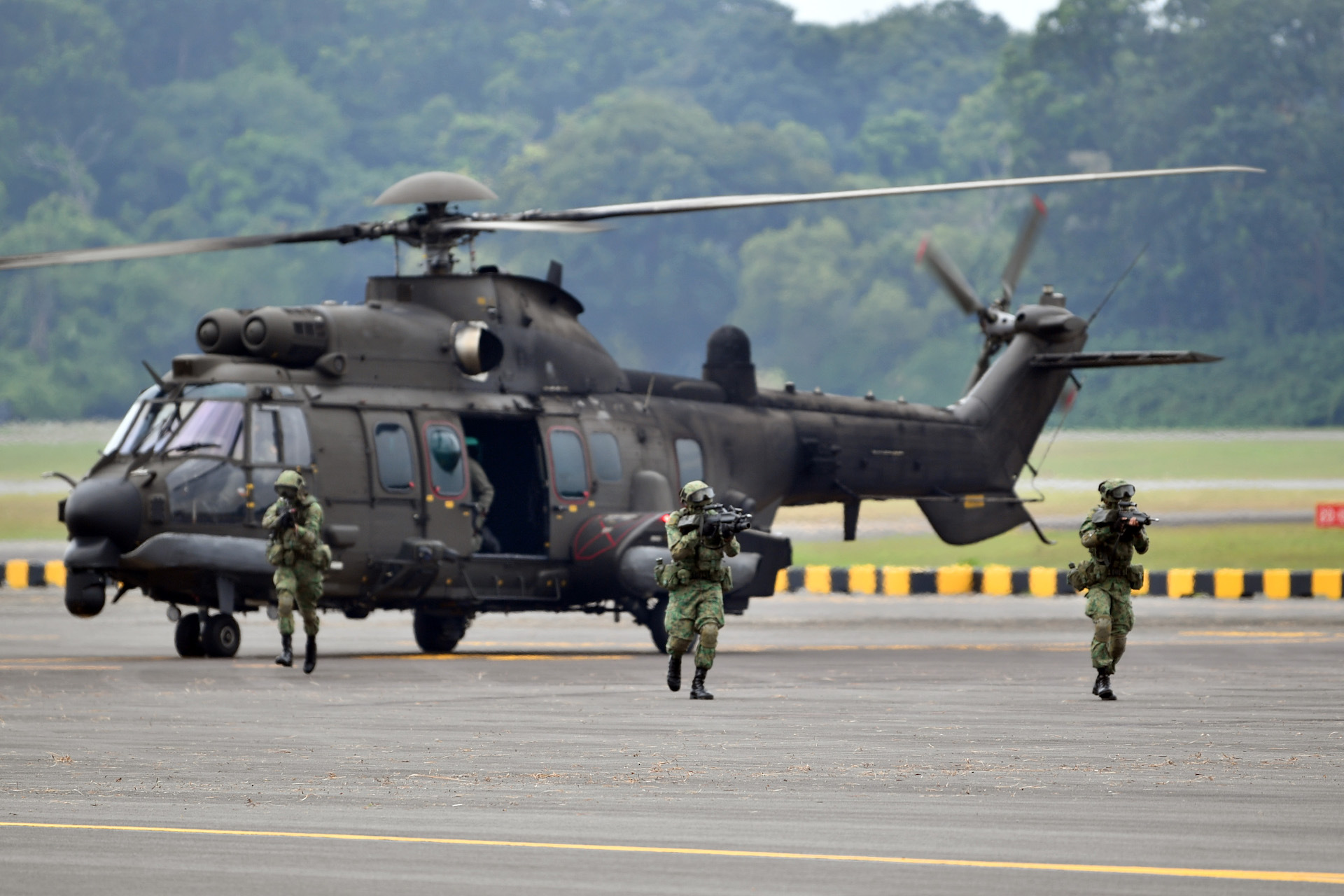 PENGERAHAN PESAWAT PEJUANG; PENGHANTARAN ASKAR MELALUI HELIKOPTER DI ...